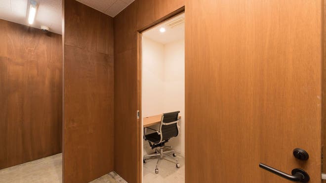 WEB会議に最適!駅近ワークスペース内の個室席の写真2