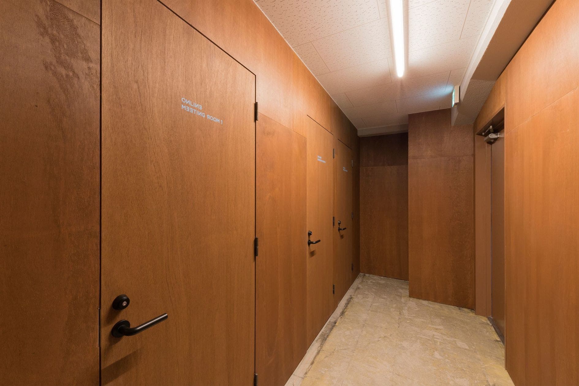 WEB会議に最適！駅近ワークスペース内の個室席の写真3