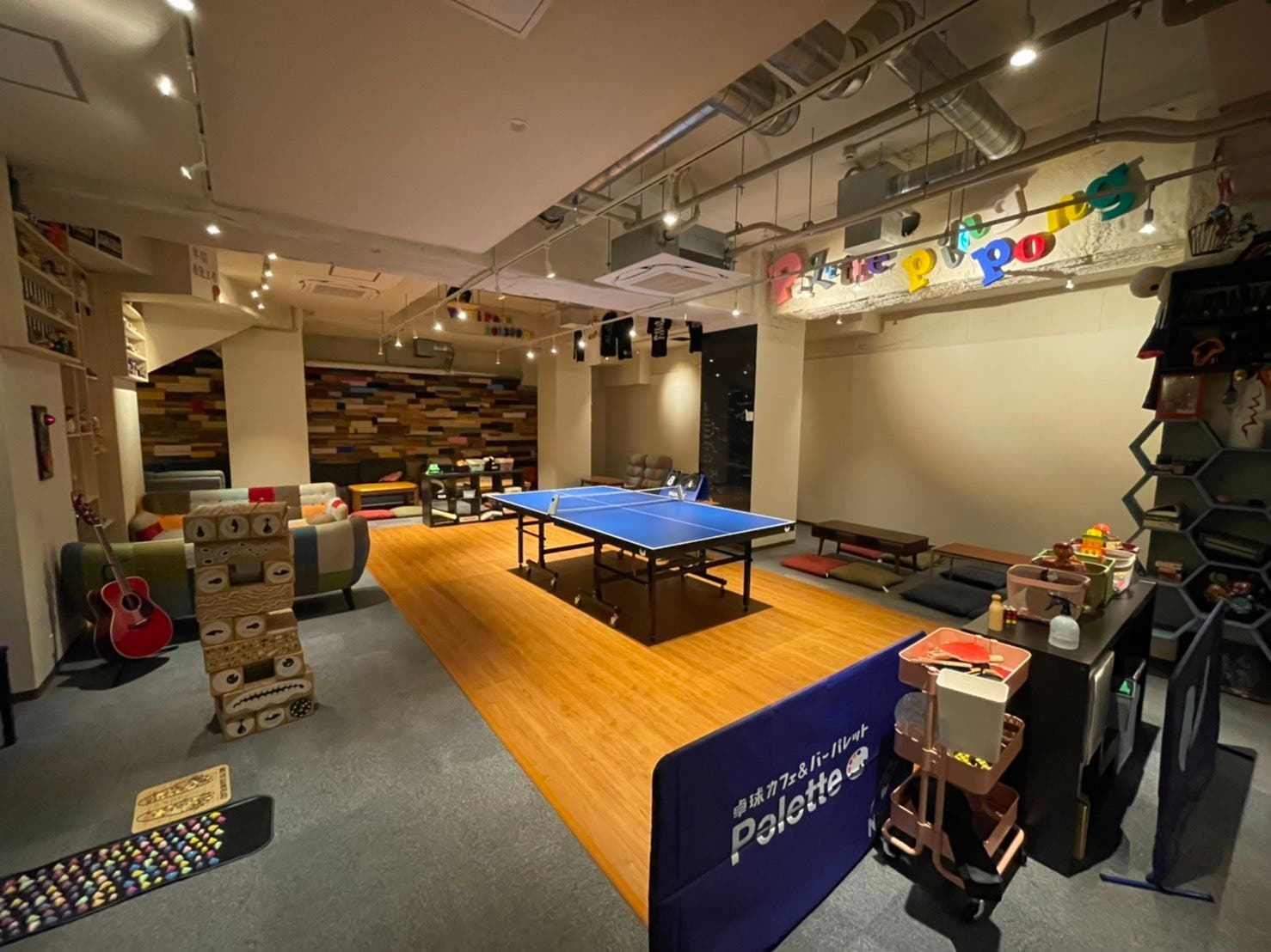 卓球バー　パレット本町店　卓球台も使えるレンタルスペース　会議などにも広々スペース　照明調節　プロジェクタの写真1