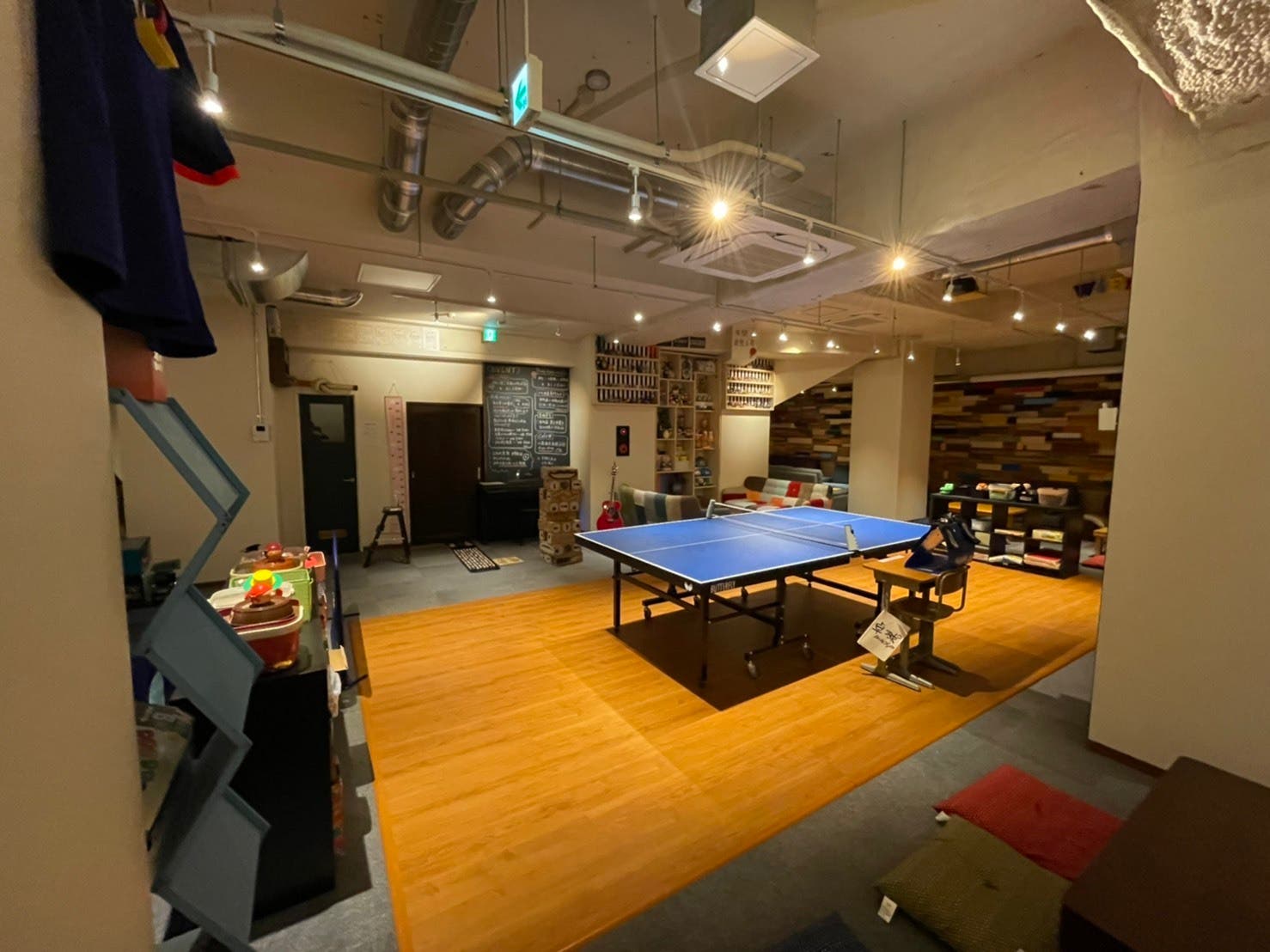 卓球バー　パレット本町店　卓球台も使えるレンタルスペース　会議などにも広々スペース　照明調節　プロジェクタの写真2