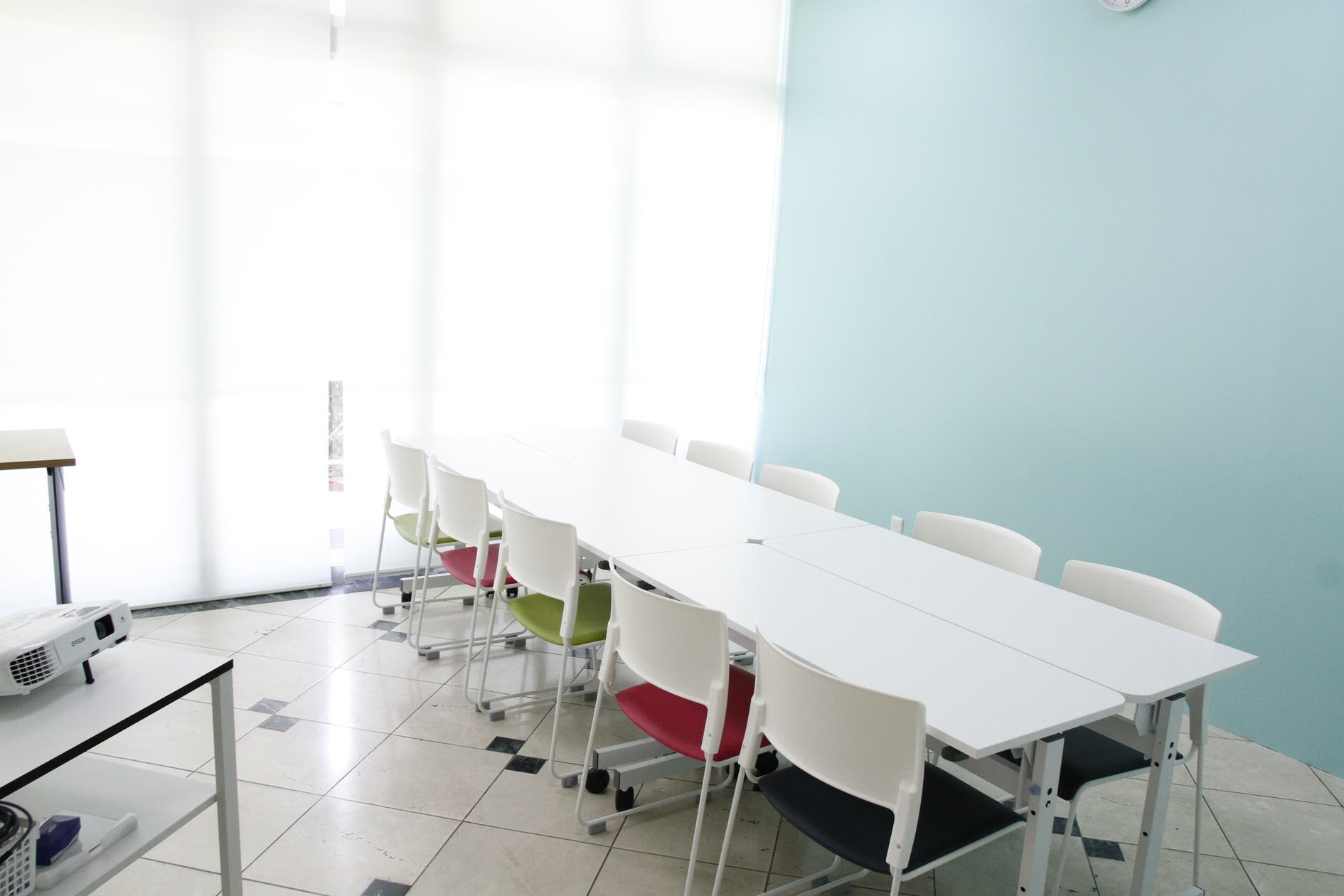 【小禄駅徒歩2分】定員10＋α名！プロジェクター含む備品・高速Wi-Fi無料！小禄202会議室の写真6