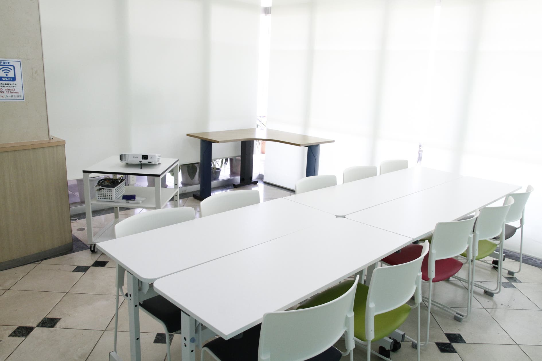 【小禄駅徒歩2分】定員10＋α名！プロジェクター含む備品・高速Wi-Fi無料！小禄202会議室の写真8