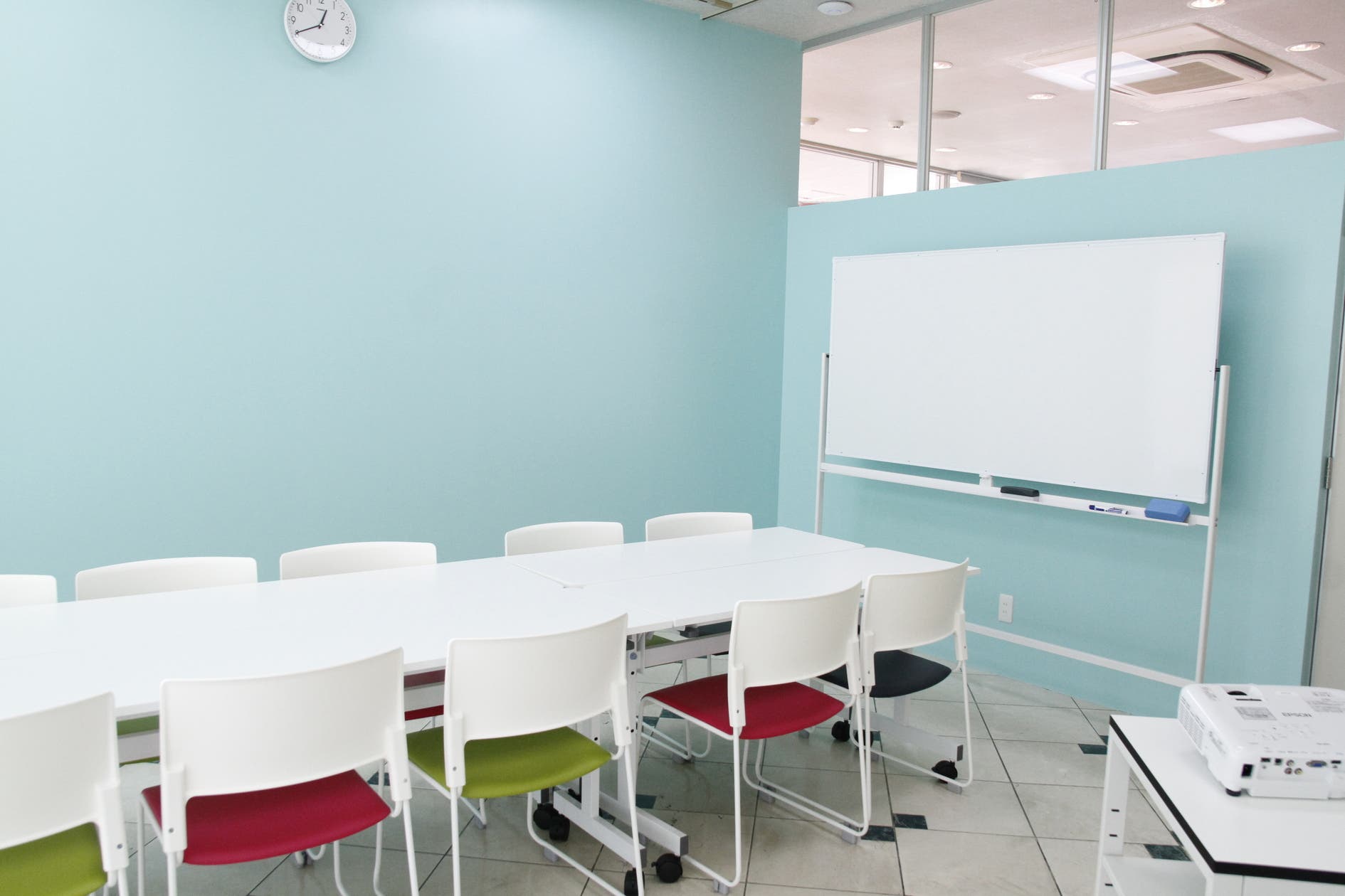 【小禄駅徒歩2分】定員10＋α名！プロジェクター含む備品・高速Wi-Fi無料！小禄202会議室の写真5