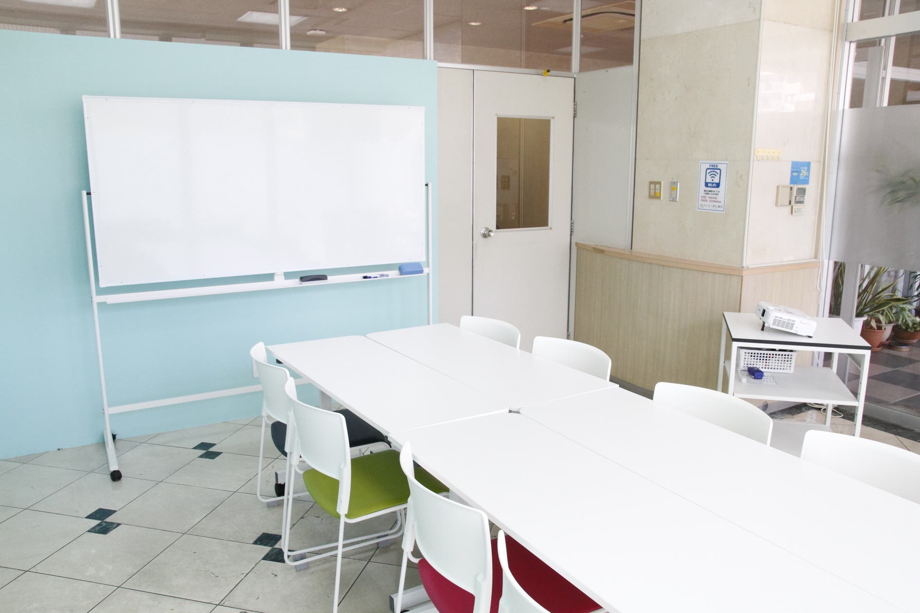 【小禄駅徒歩2分】定員10＋α名！プロジェクター含む備品・高速Wi-Fi無料！小禄202会議室の写真4