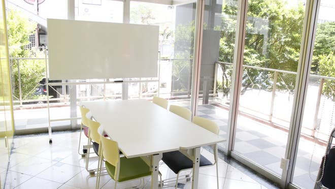 【小禄駅徒歩2分】定員6+α名!プロジェクター含む備品・高速Wi-Fi無料!小禄201会議室の写真1