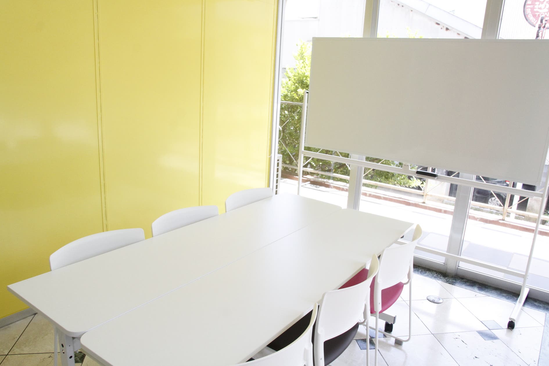 【小禄駅徒歩2分】定員6＋α名！プロジェクター含む備品・高速Wi-Fi無料！小禄201会議室の写真6