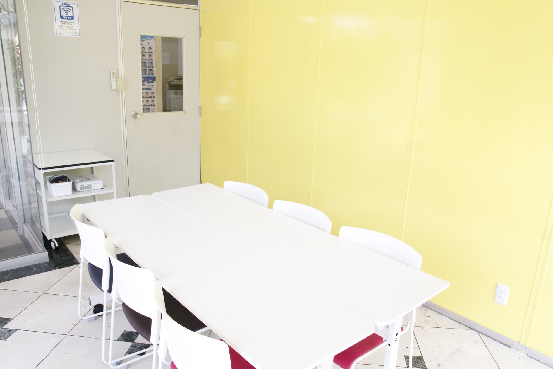 【小禄駅徒歩2分】定員6＋α名！プロジェクター含む備品・高速Wi-Fi無料！小禄201会議室の写真8