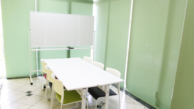 【小禄駅徒歩2分】定員6+α名!プロジェクター含む備品・高速Wi-Fi無料!小禄201会議室の写真2