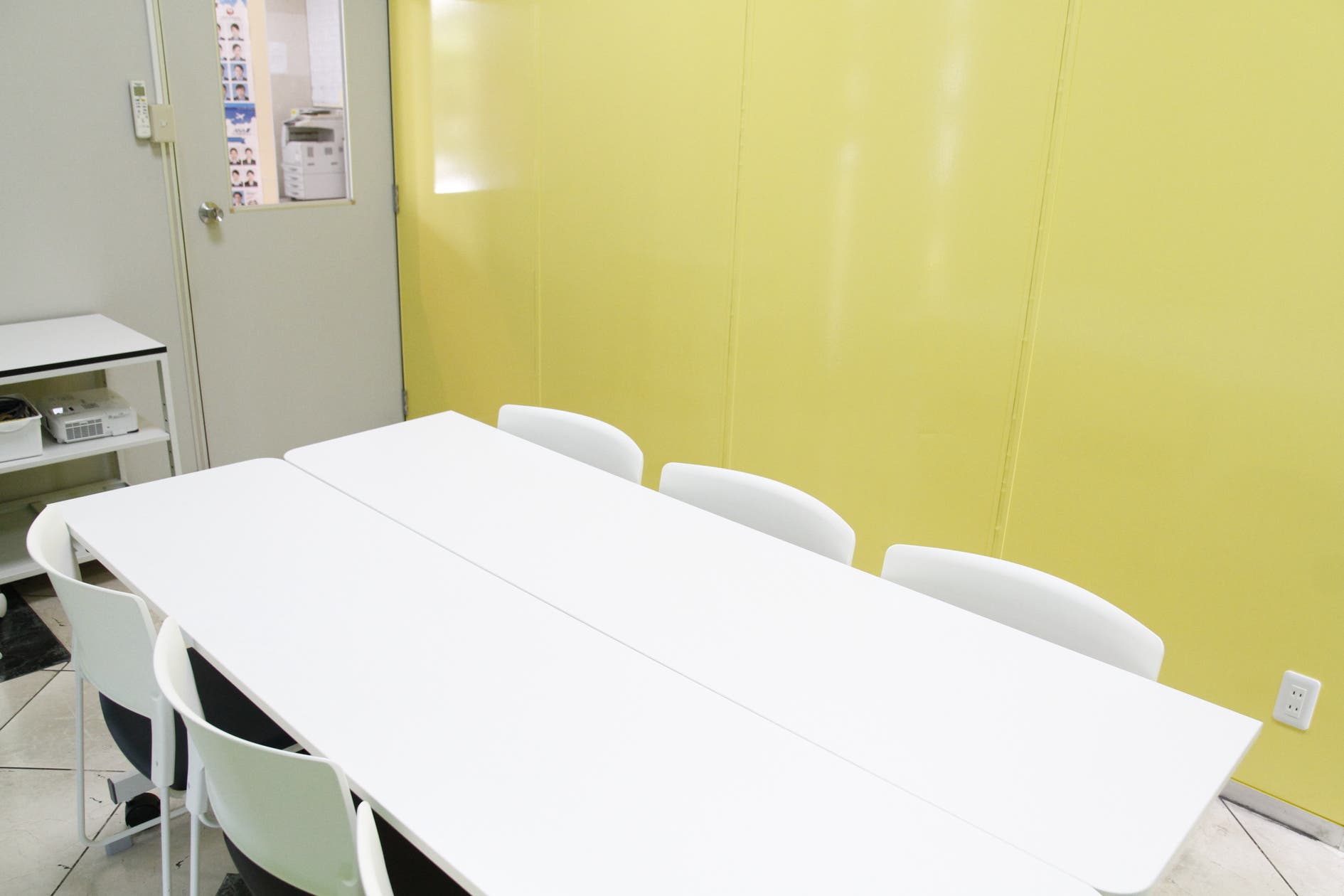 【小禄駅徒歩2分】定員6＋α名！プロジェクター含む備品・高速Wi-Fi無料！小禄201会議室の写真5