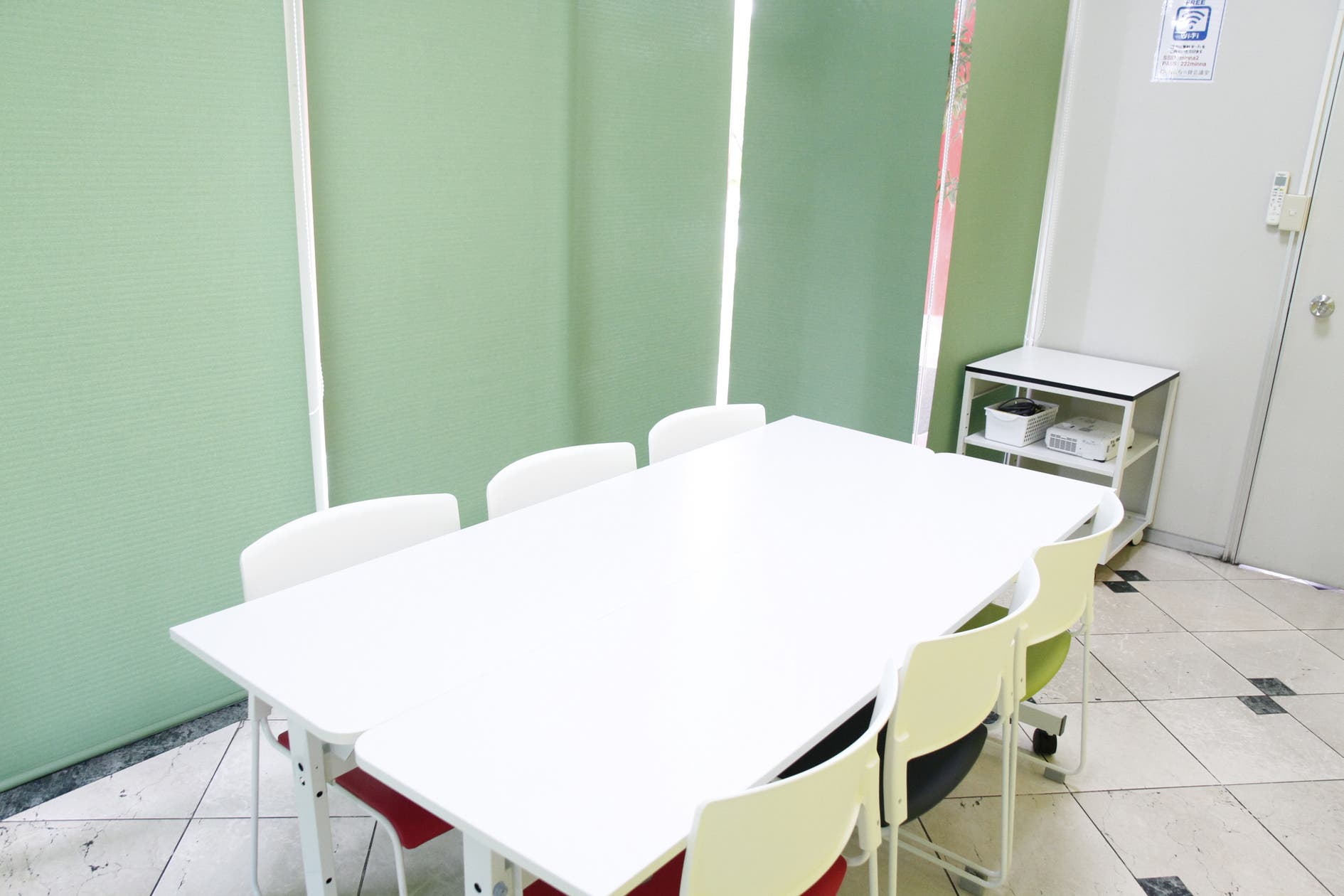 【小禄駅徒歩2分】定員6＋α名！プロジェクター含む備品・高速Wi-Fi無料！小禄201会議室の写真7