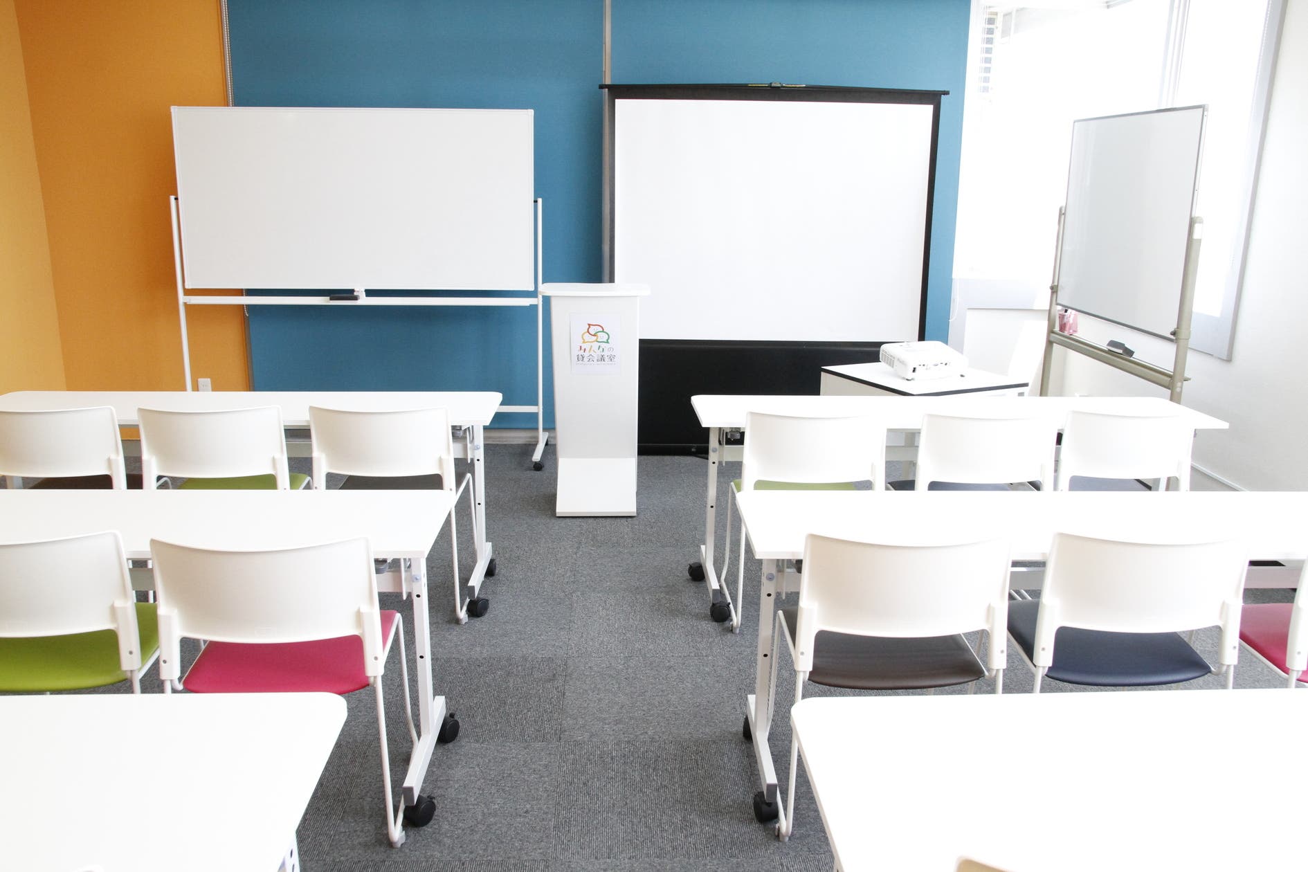【小禄駅徒歩2分】定員18＋α名！プロジェクター含む備品・高速Wi-Fi無料！小禄702会議室の写真4