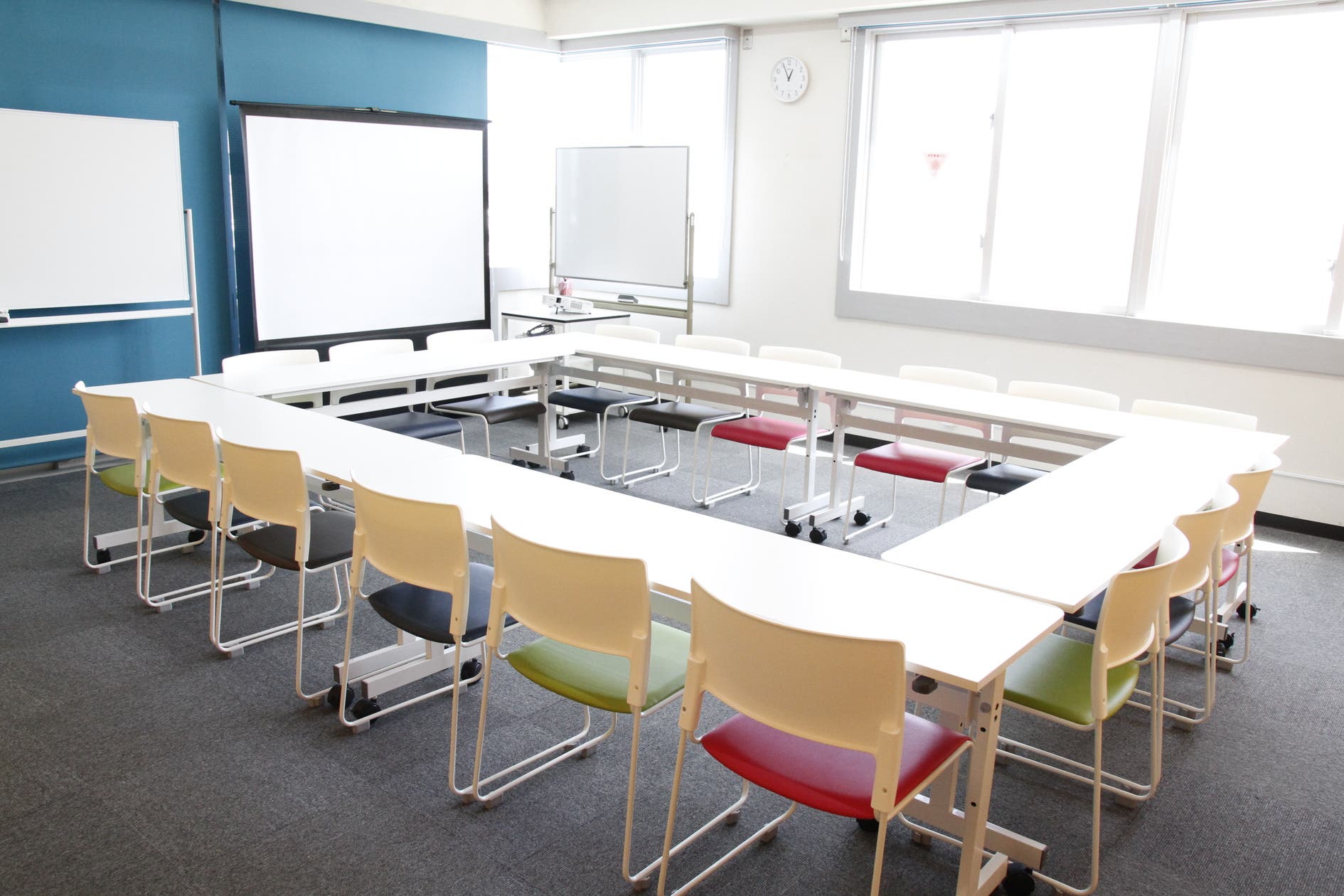 【小禄駅徒歩2分】定員18＋α名！プロジェクター含む備品・高速Wi-Fi無料！小禄702会議室の写真6