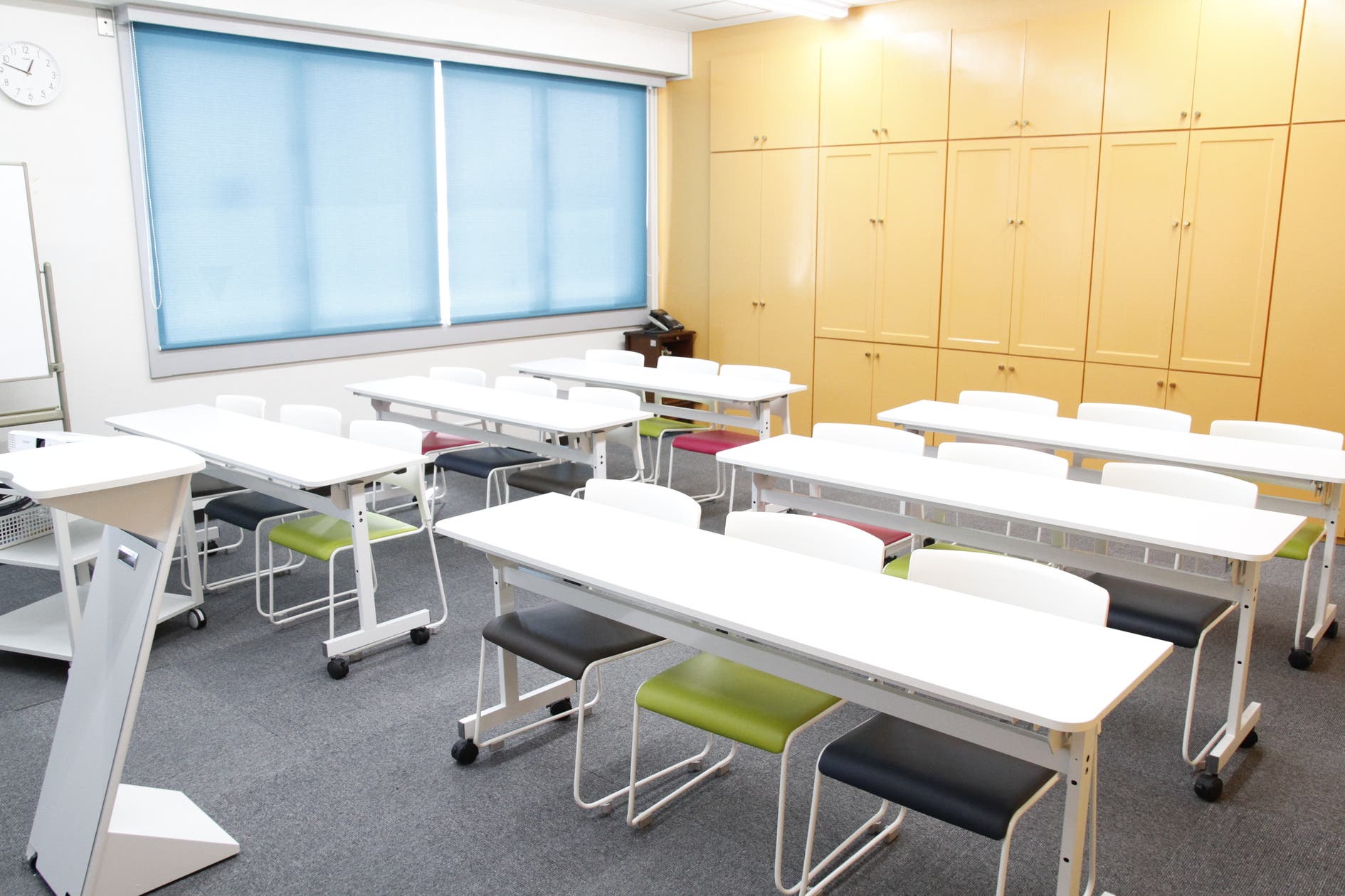 【小禄駅徒歩2分】定員18＋α名！プロジェクター含む備品・高速Wi-Fi無料！小禄702会議室の写真9