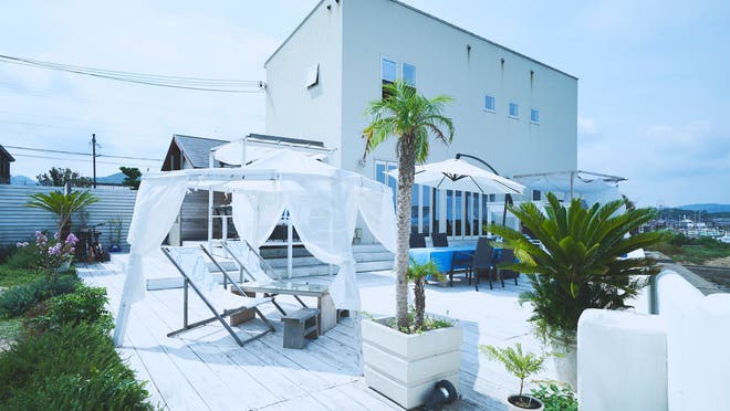 白と青が基調の海が目の前のカフェ。地中海風、南国風、ハウススタジオなど様々なシーン撮影にご利用可能。の写真4