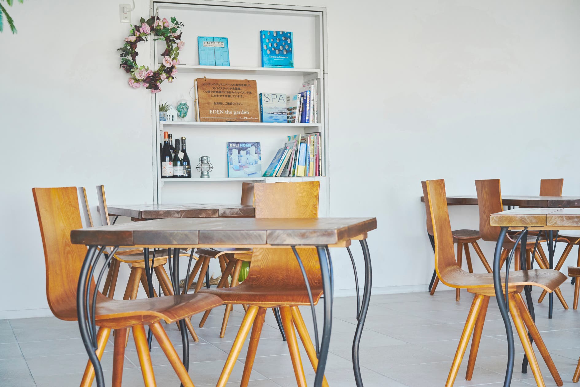 白と青が基調の海が目の前のカフェ。地中海風、南国風、ハウススタジオなど様々なシーン撮影にご利用可能。の写真10