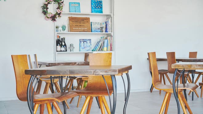 白と青が基調の海が目の前のカフェ。地中海風、南国風、ハウススタジオなど様々なシーン撮影にご利用可能。の写真10