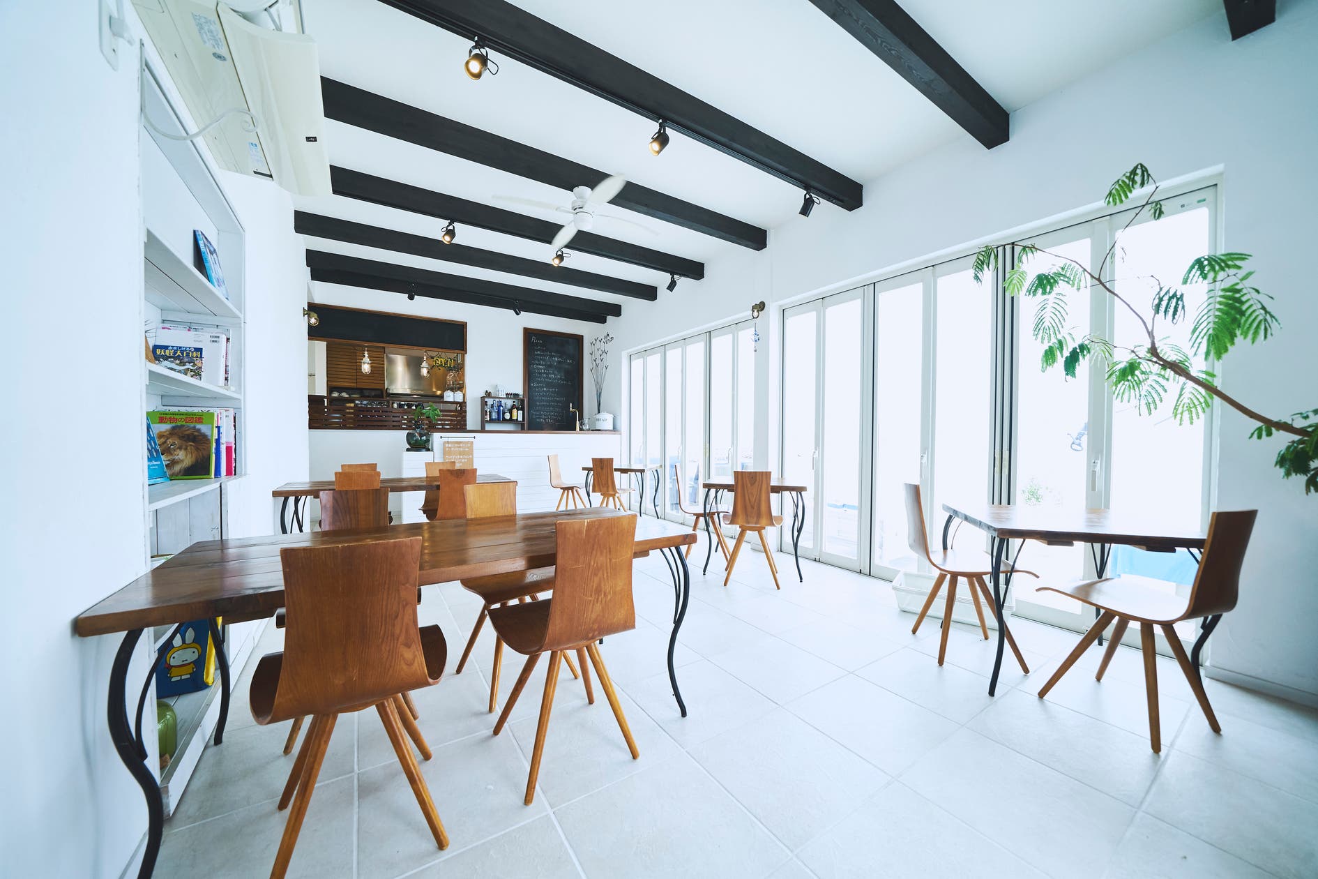 白と青が基調の海が目の前のカフェ。地中海風、南国風、ハウススタジオなど様々なシーン撮影にご利用可能。の写真11