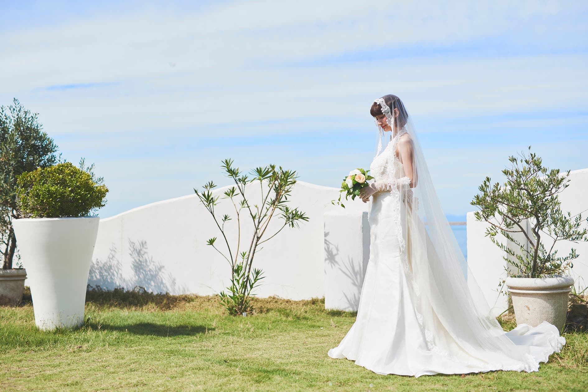白と青が基調の海が目の前のカフェ。地中海風、南国風、ハウススタジオなど様々なシーン撮影にご利用可能。の写真7