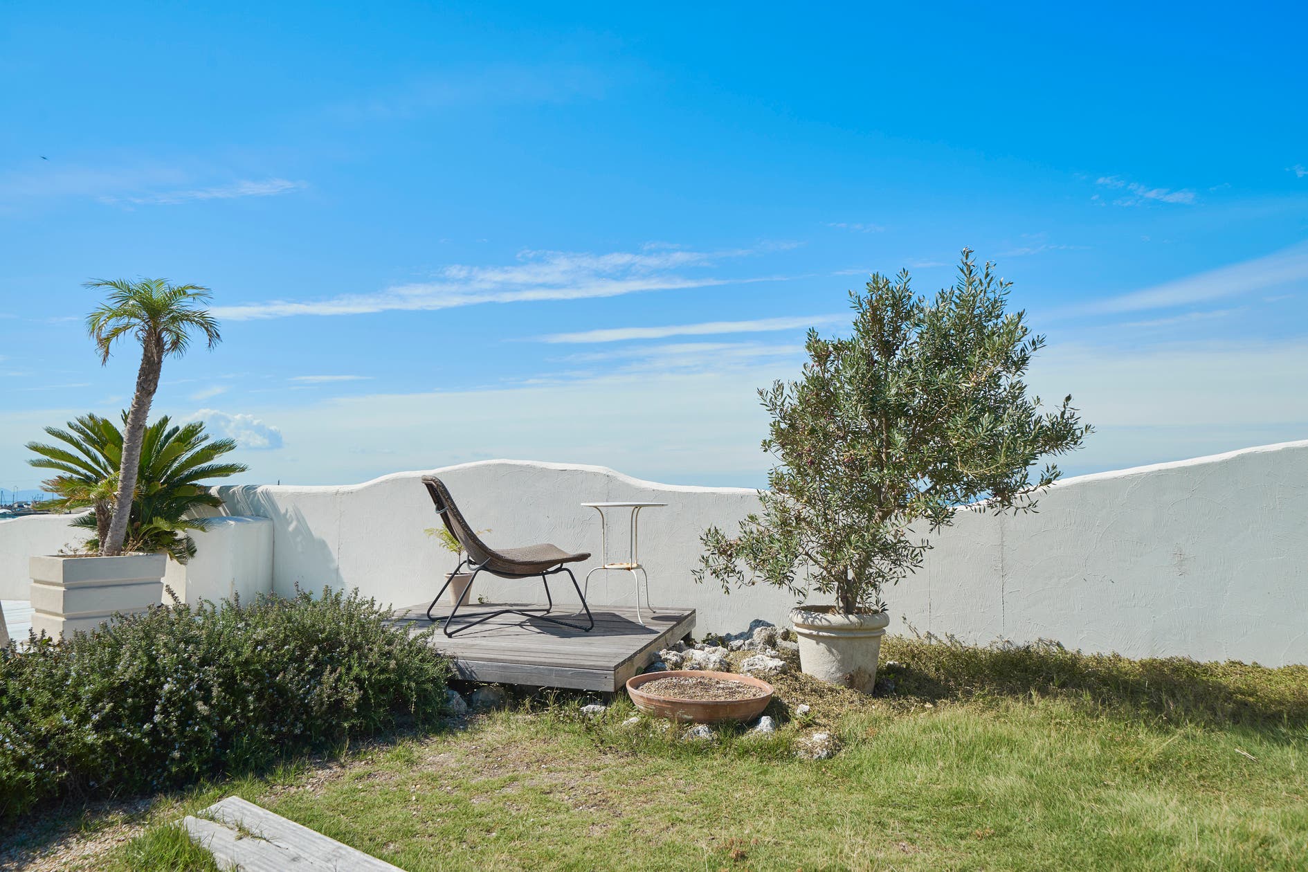 白と青が基調の海が目の前のカフェ。地中海風、南国風、ハウススタジオなど様々なシーン撮影にご利用可能。の写真8