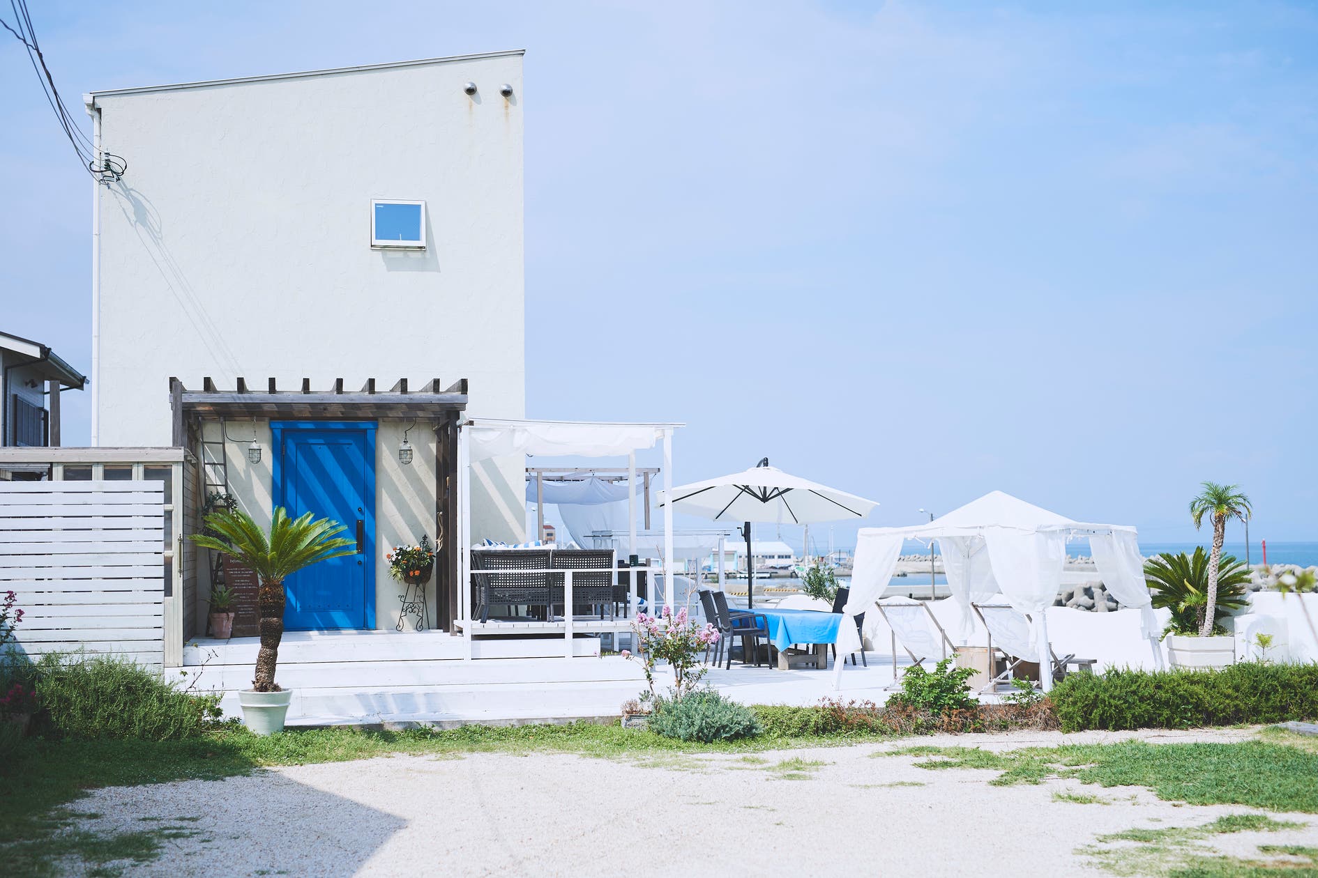 白と青が基調の海が目の前のカフェ。地中海風、南国風、ハウススタジオなど様々なシーン撮影にご利用可能。の写真5