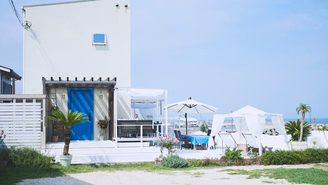 白と青が基調の海が目の前のカフェ。地中海風、南国風、ハウススタジオなど様々なシーン撮影にご利用可能。の写真5