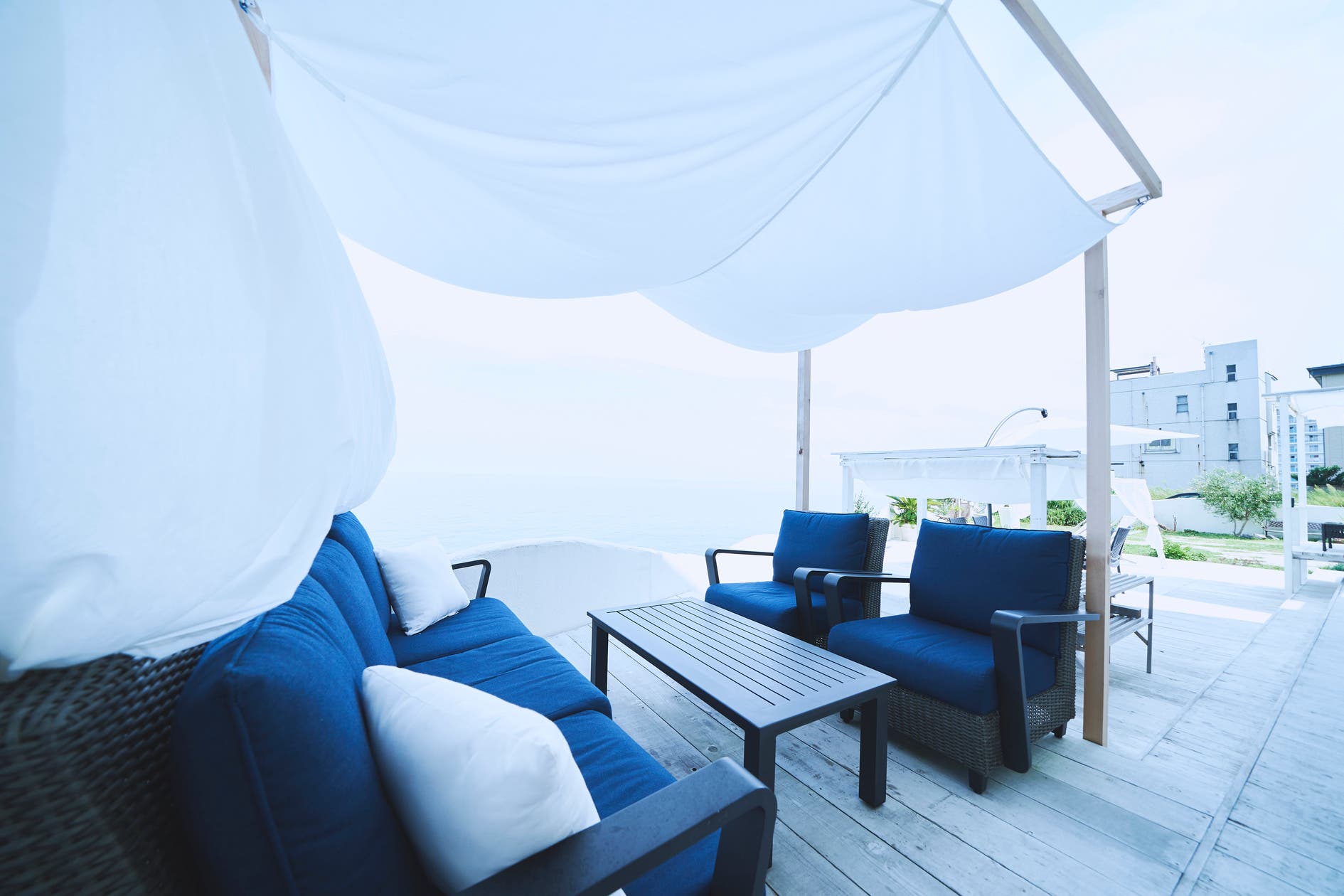 白と青が基調の海が目の前のカフェ。地中海風、南国風、ハウススタジオなど様々なシーン撮影にご利用可能。の写真9