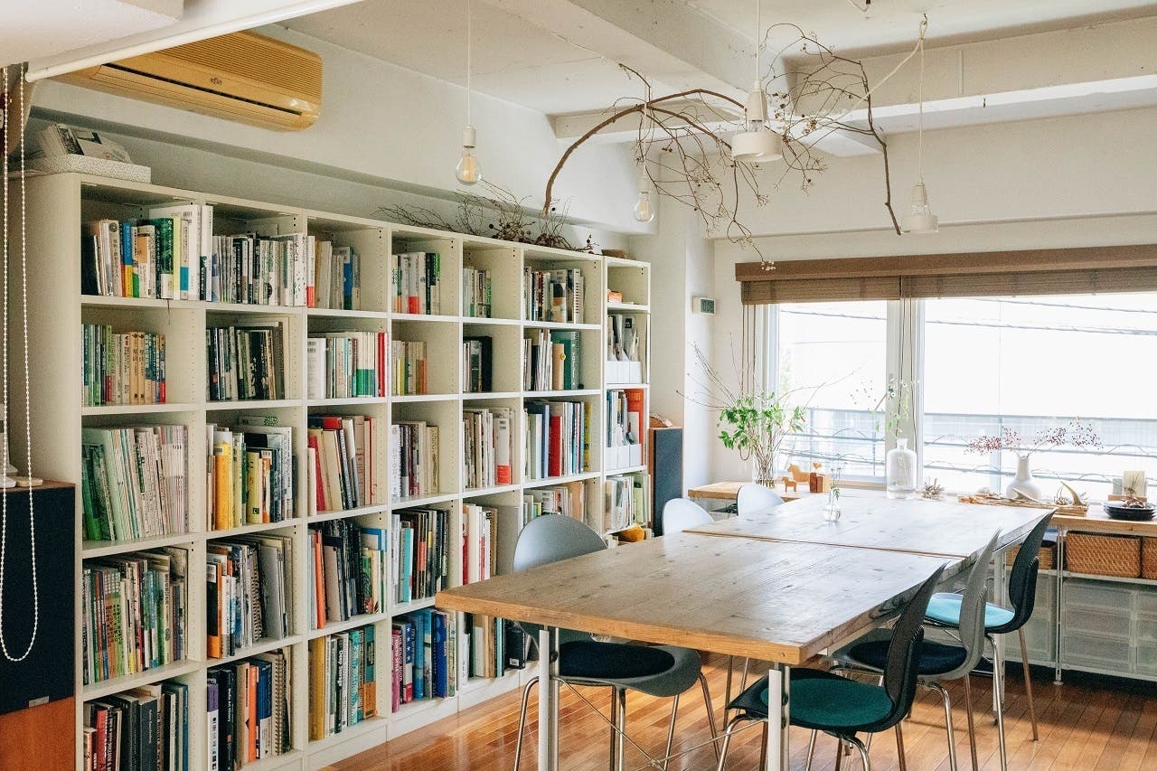 【駅徒歩5分、撮影・収録に】窓からの木漏れ日、大きな本棚が好評。フローリング、大きな窓は開放感があり、風通し抜群。の写真4