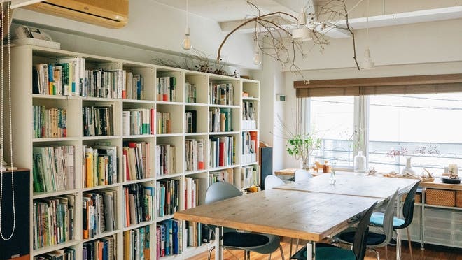 【駅徒歩5分、撮影・収録に】窓からの木漏れ日、大きな本棚が好評。フローリング、大きな窓は開放感があり、風通し抜群。の写真4