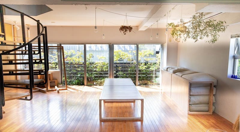【駅徒歩5分、撮影・収録に】窓からの木漏れ日、大きな本棚が好評。フローリング、大きな窓は開放感があり、風通し抜群。