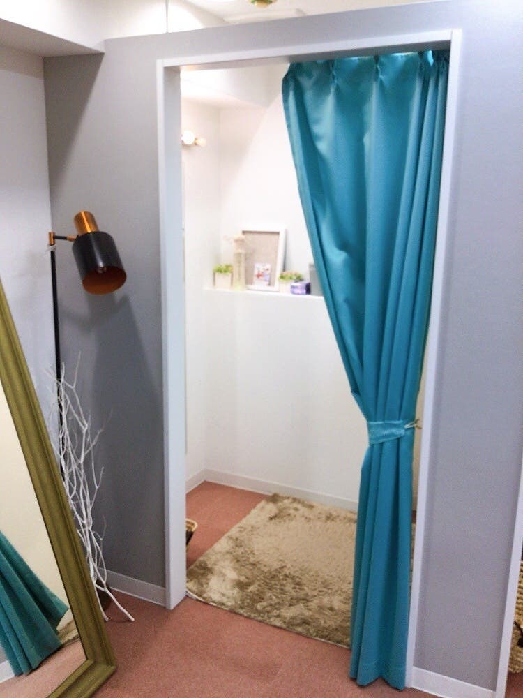 自然光の入るヘアセットブース！ヘアメイク・メイクレッスン・ネイル・パーソナルカラー診断・パウダールーム利用に！の写真11