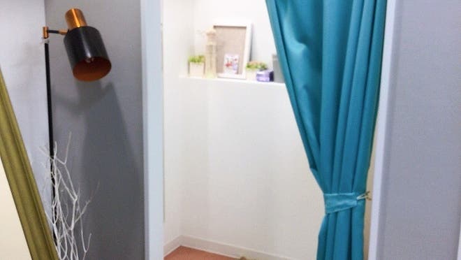 自然光の入るヘアセットブース!ヘアメイク・メイクレッスン・ネイル・パーソナルカラー診断・パウダールーム利用に!の写真11