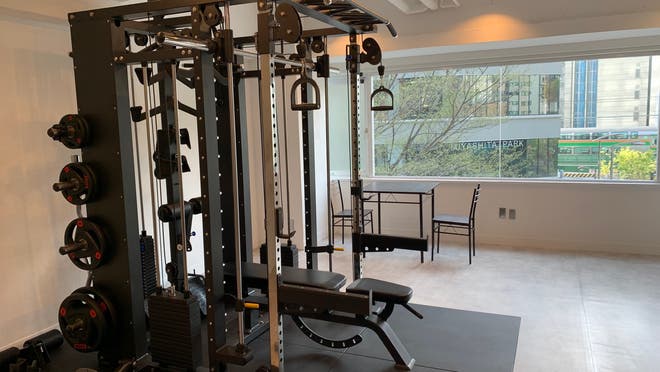 【渋谷駅徒歩3分】宮下パーク向かい!眺めの良い清潔感溢れるパーソナルレンタルジム <5in1マルチファンクショナルマシン導入>の写真4