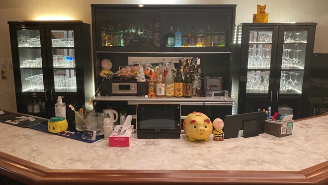 ピアノとカラオケDAM付の完全禁煙カウンターバー!麻布十番駅より徒歩1分。の写真1