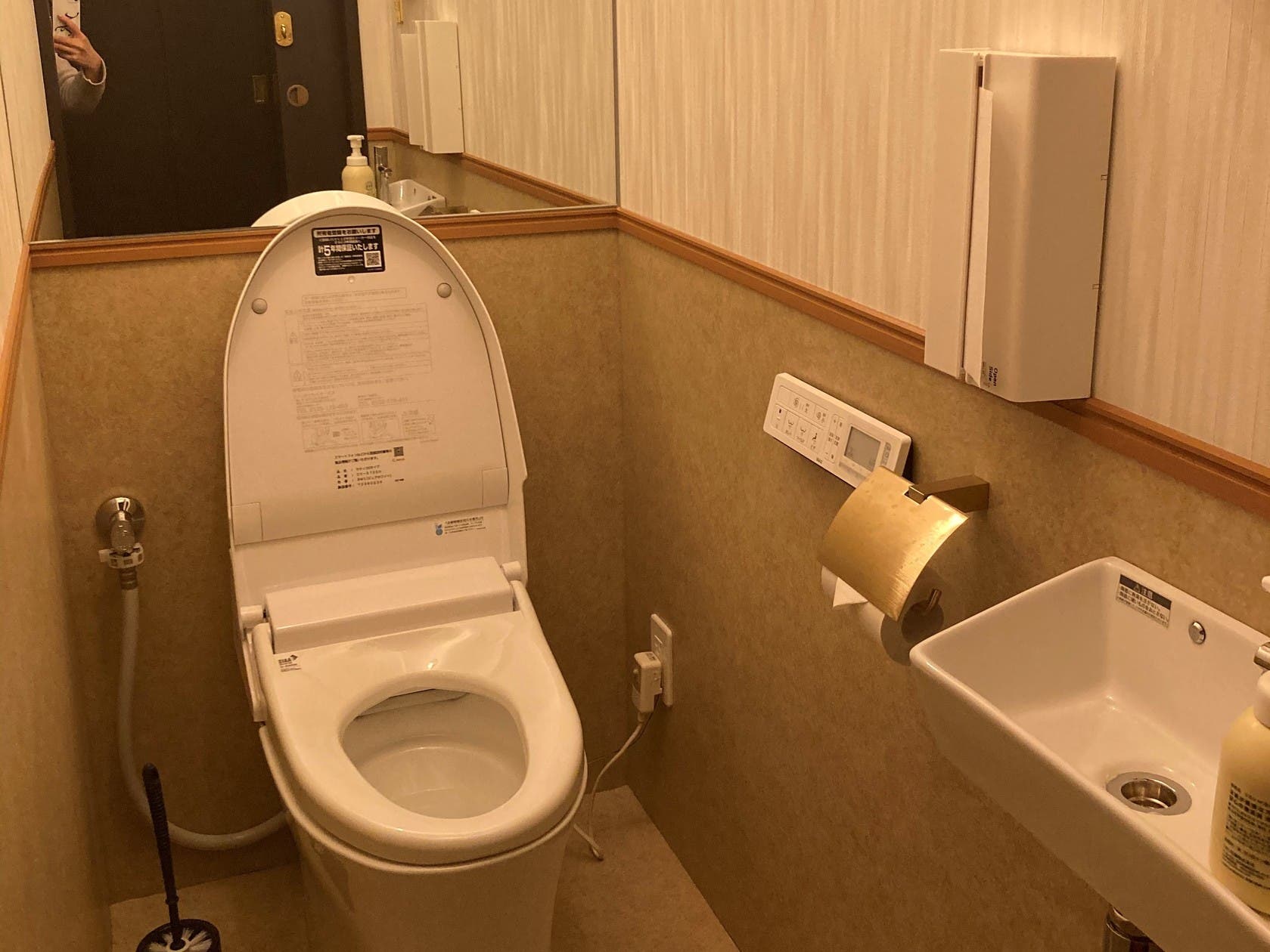 ピアノとカラオケDAM付の完全禁煙カウンターバー！麻布十番駅より徒歩1分。の写真7