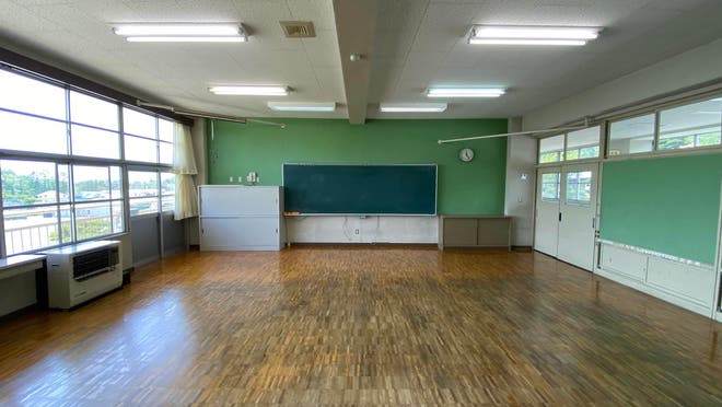 普通教室【4】 標高1165mの清里高原にある廃校になった小学校の普通教室です。(この教室には机や椅子はありません)の写真1