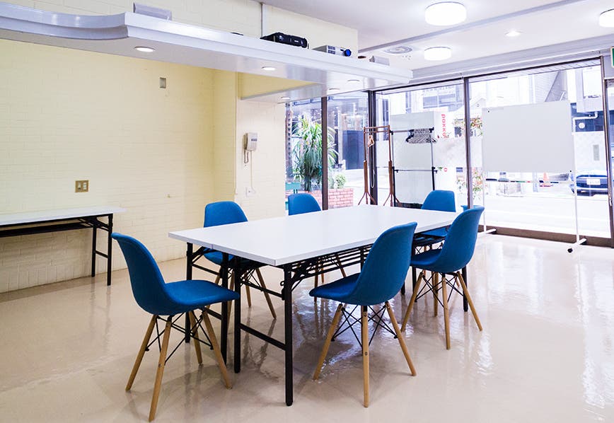 新宿三丁目駅3分🌟広々☆少人数歓迎💎設備充実【アクアたてしな会議室】多目的スペースの写真1
