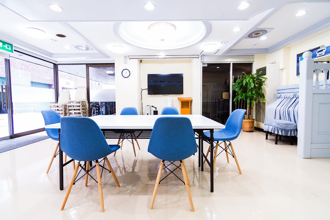 新宿三丁目駅3分🌟広々☆少人数歓迎💎設備充実【アクアたてしな会議室】多目的スペースの写真3