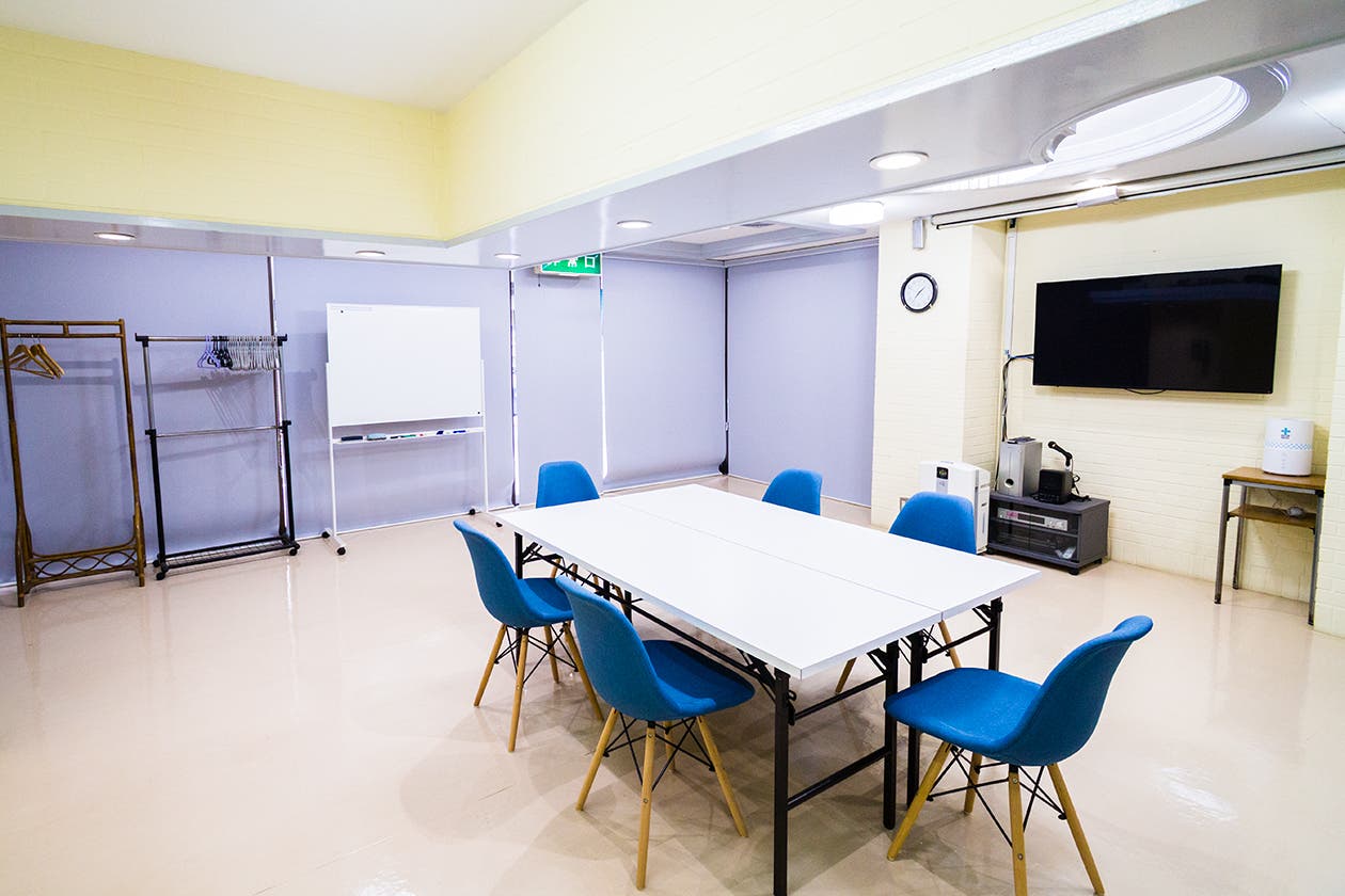 新宿三丁目駅3分🌟広々☆少人数歓迎💎設備充実【アクアたてしな会議室】多目的スペースの写真4