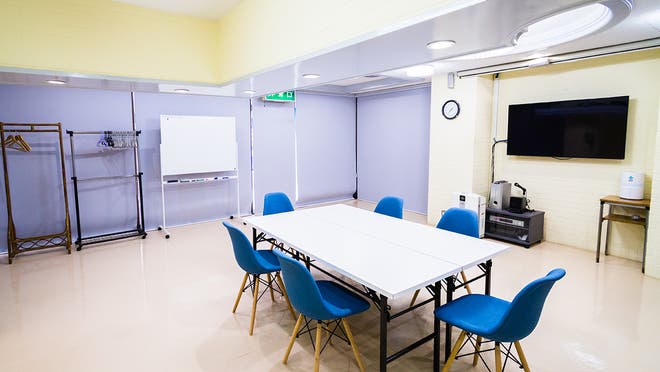 新宿三丁目駅3分🌟広々☆少人数歓迎💎設備充実【アクアたてしな会議室】多目的スペースの写真4
