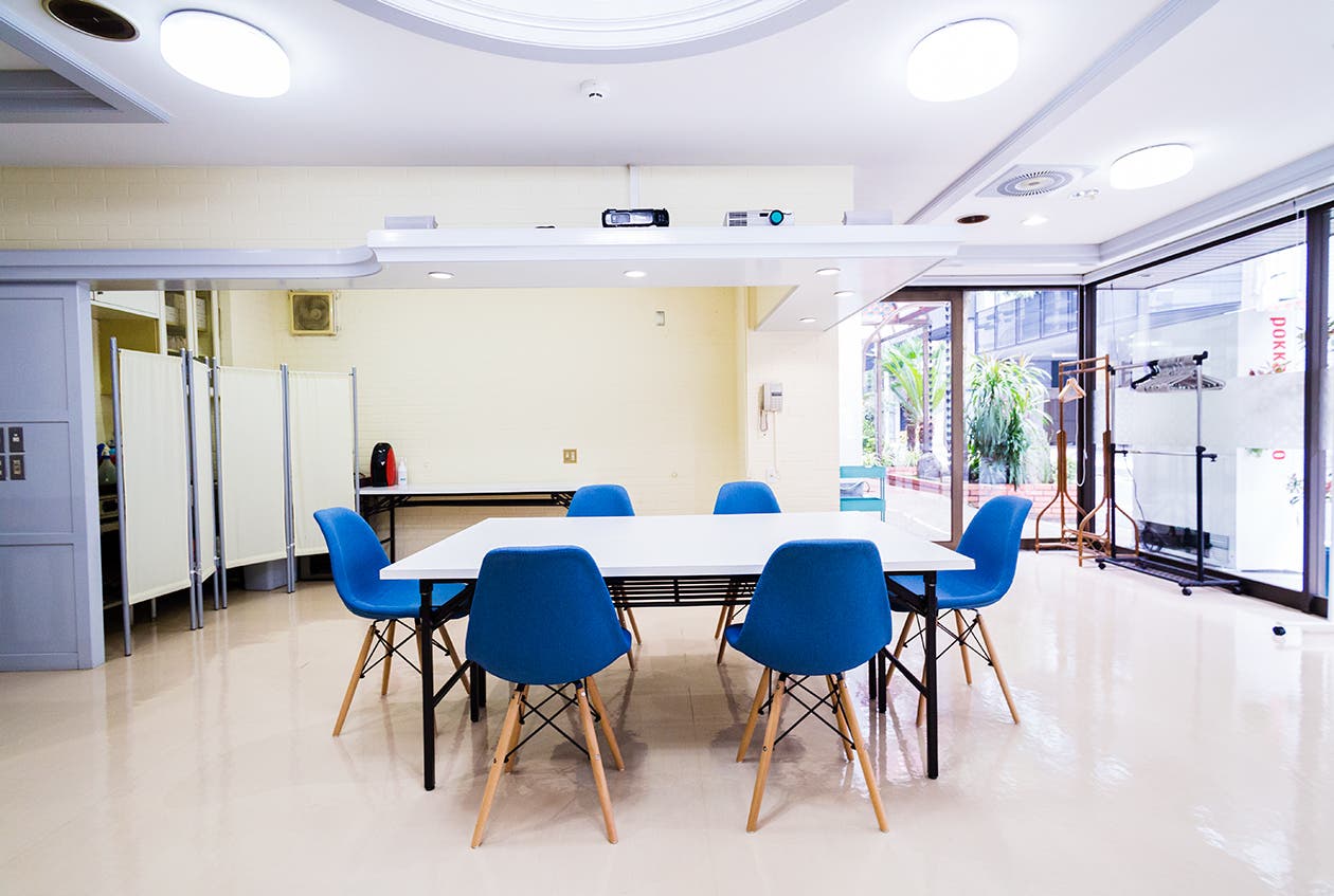 新宿三丁目駅3分🌟広々☆少人数歓迎💎設備充実【アクアたてしな会議室】多目的スペースの写真14