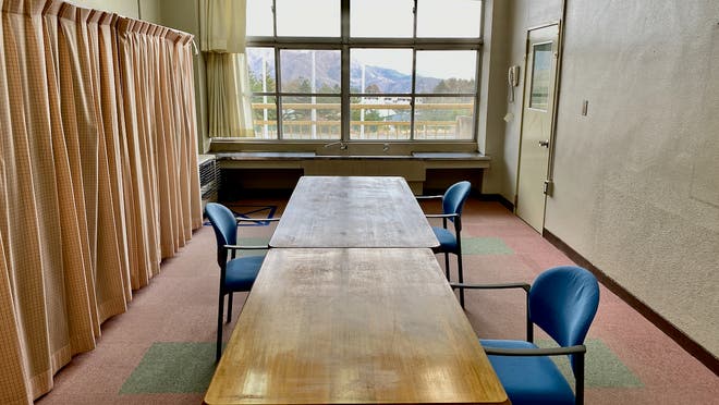 サイレントルーム【2F】 普通教室の半分のサイズ オンライン会議やグループワークに最適の写真1