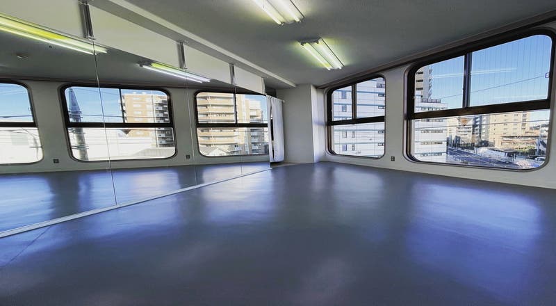 国立でダンスやヨガができるスタジオ/ ダンスに最適リノリウム床材/2.0m x 3.6mの大型鏡　レンタルスタジオ国立リノ
