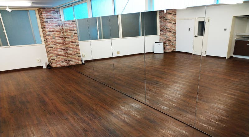 ヨコ５m×タテ２mの大型鏡アリ。JR千葉駅から徒歩圏内。ダンスやヨガに！