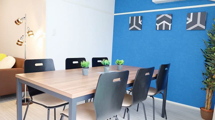 【川越駅3分!10名利用可!】綺麗な室内!WiFi・プロジェクター・ホワイトボード全て無料!ふれあい貸し会議室 川越Aの写真1