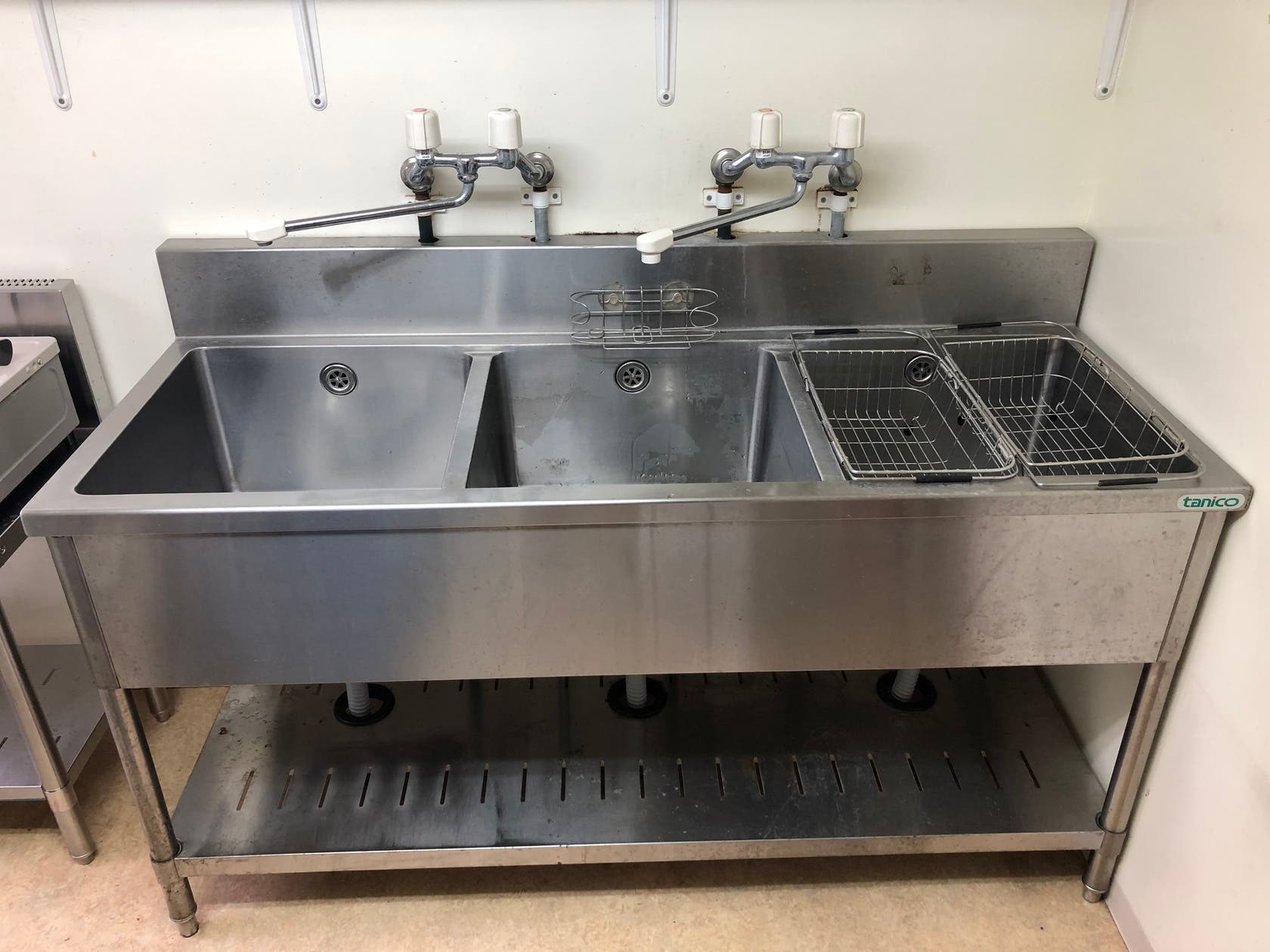 厨房の水道および3層シンクの画像1