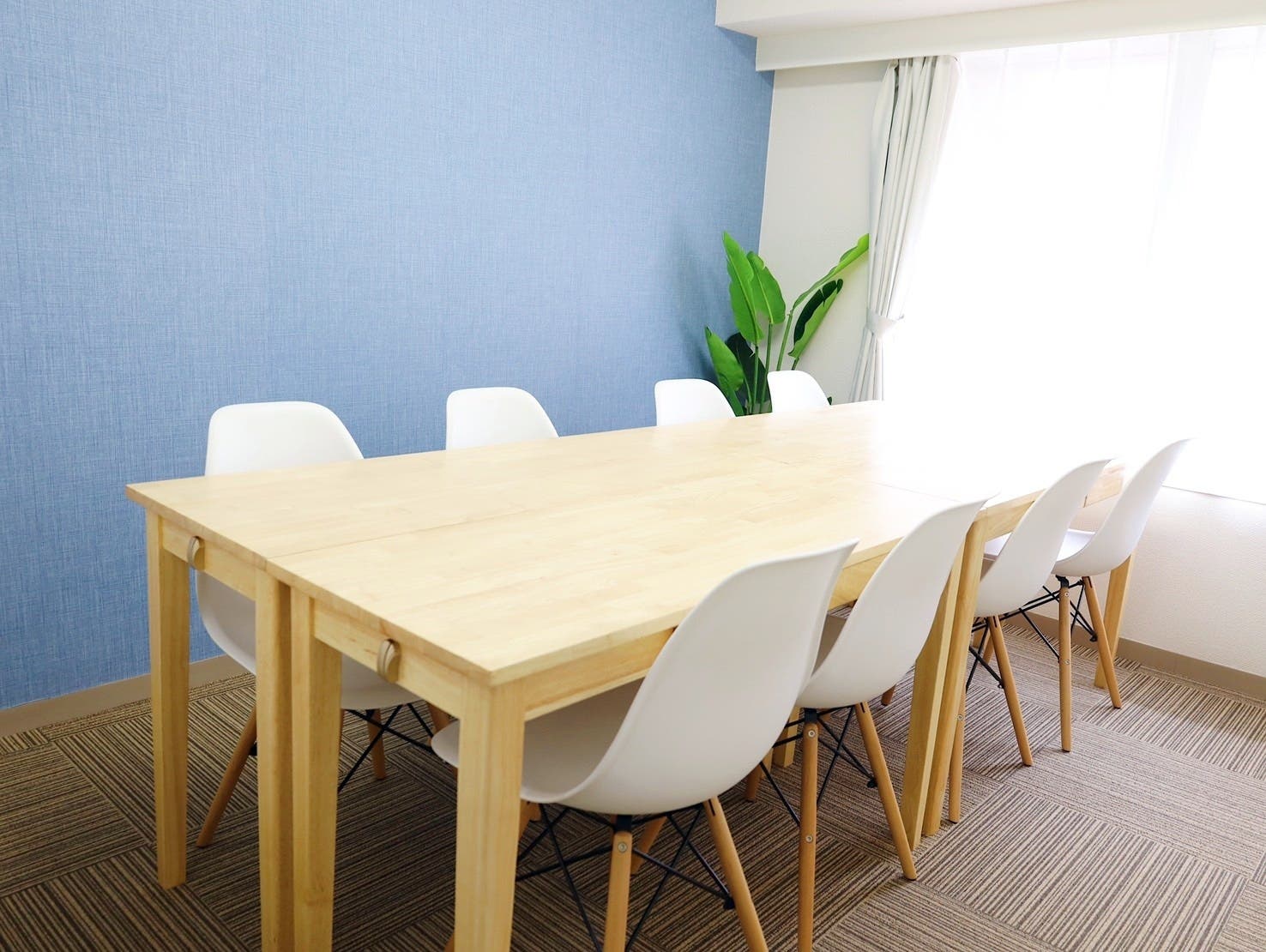 ＜新宿駅徒歩5分＞新宿西口大ガード交差点徒歩1分/10名収容(最適8名まで）会議・カラー診断(自然光あり)・撮影等にの写真1