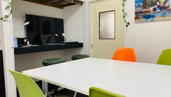 下北沢駅至近・鏡姿見あり・無料WIFI ・43インチTV☆ 完全個室⭐️除菌グッズ常備⭐️窓3面換気⭐️即予約可の写真3