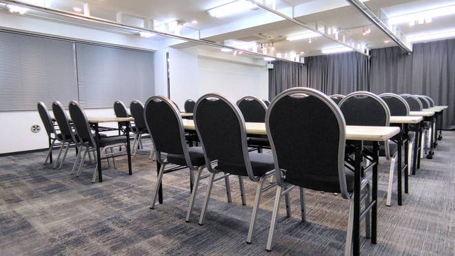 【横浜駅 徒歩5分】1h3300円~!最大60名着席可(シアター形式)イベント/控室/配信/撮影/会議や説明会など★の写真1