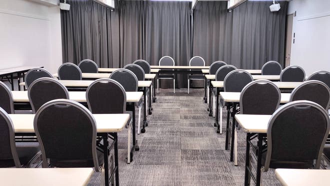 【横浜駅 徒歩5分】1h3300円~!最大60名着席可(シアター形式)イベント/控室/配信/撮影/会議や説明会など★の写真3