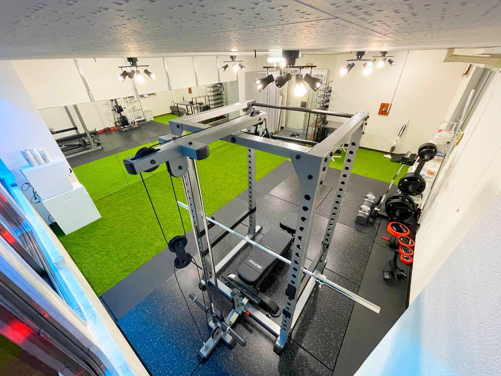 夜には激変！長居駅2番出口目の前の人工芝フロアや壁一面の大型ミラーがある貸し切りジム！の写真5